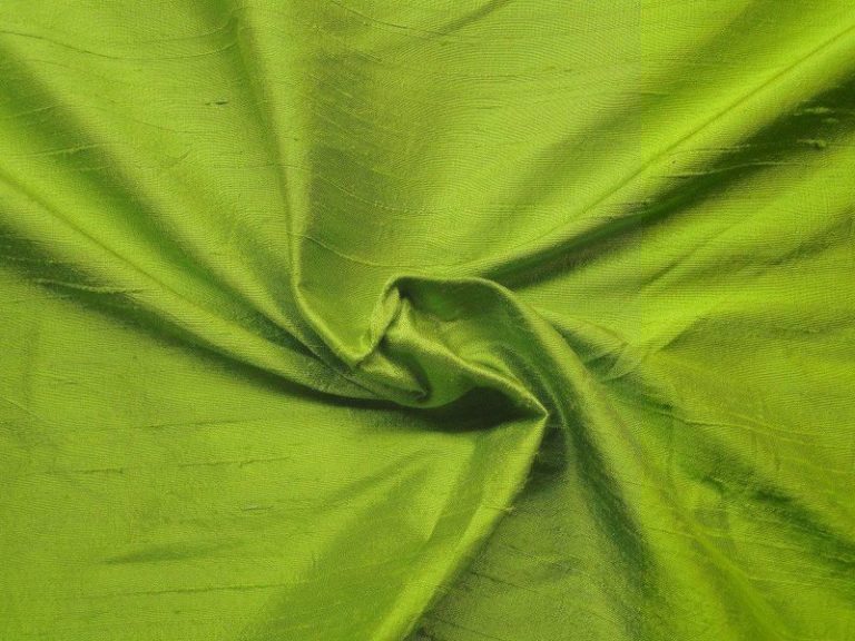 Zijde stof is natuurlijk en heeft de eigenschap dat deze zomers koel is.